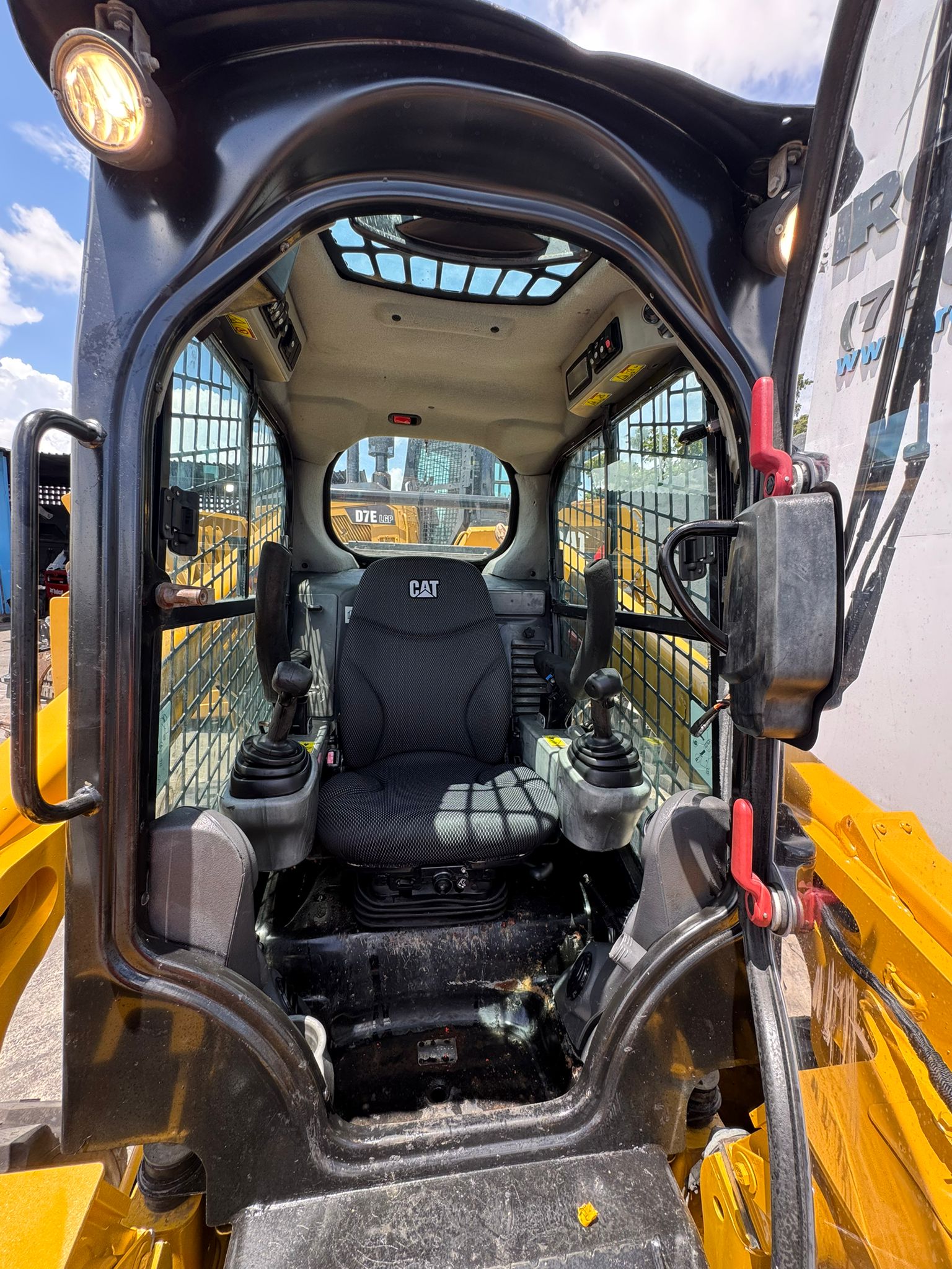 2016 Caterpillar 262D Skid Steer Loader – High Flow, Enclosed Cab, A/C